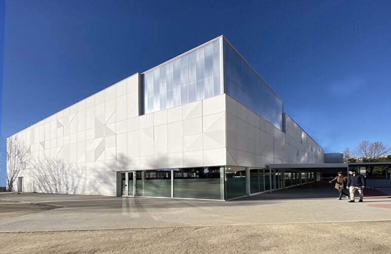 Multisport Pavilion: Blending Architecture with Nature - Home Intero